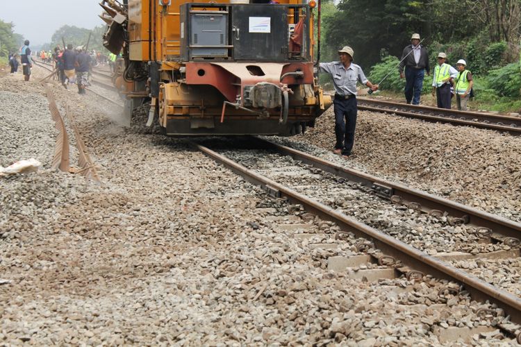 Foto : Kereta Api Tabrak Kumpulan Kuli Proyek, 11 Orang Tewas