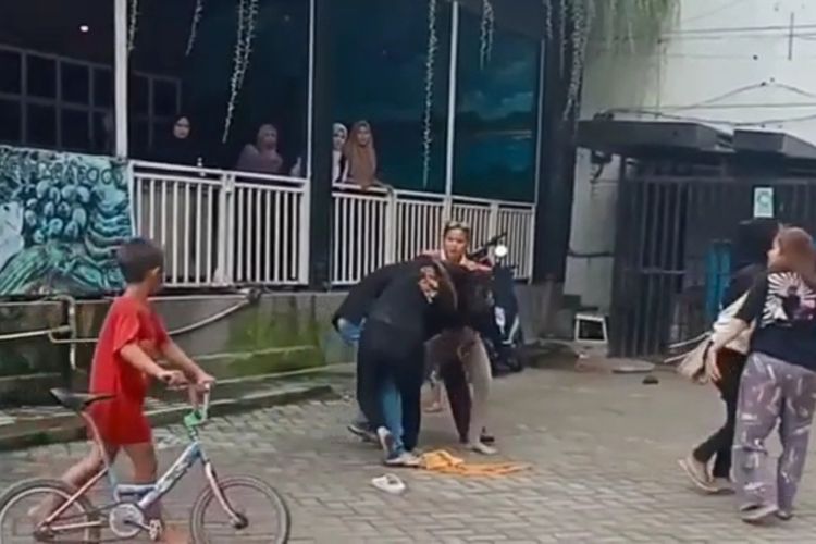 Wanita Diduga Pelakor di Makassar Dikeroyok Depan Anak-anak, Polisi Turun Tangan