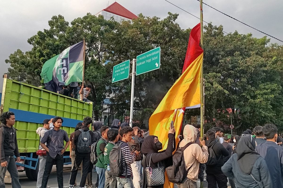 Demo Hardiknas, Mahasiswa Makassar Gelar Aksi Blokade Jalan dan Tuntut ...