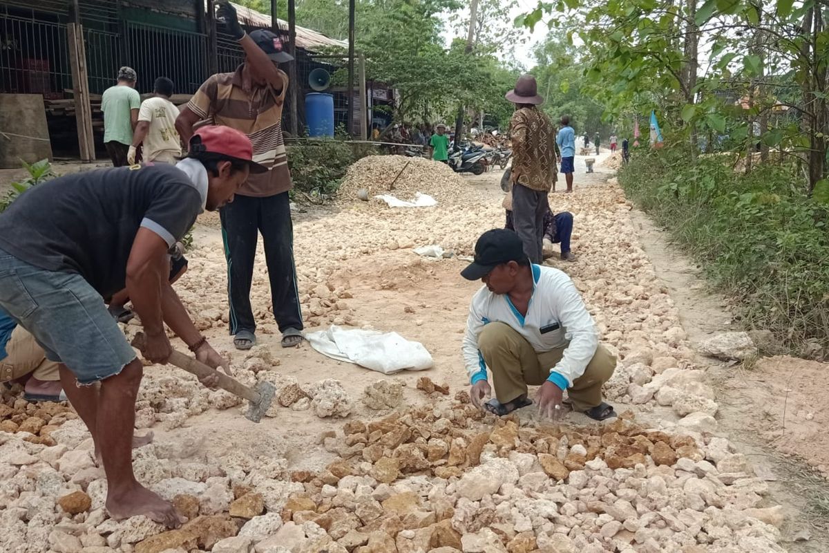 Bertahun-tahun Rusak, Warga Patungan Perbaiki Jalan Desa di Pamekasan