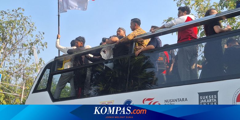 Pekik "Merdeka!" Warga Sambut Pawai Atlet Peraih Medali Olimpiade Paris...