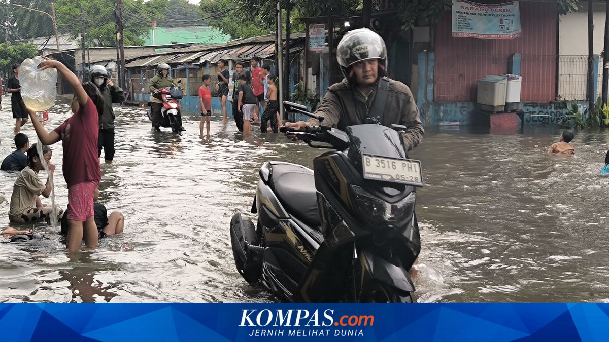 Terobos Banjir di Duri Kepa, Pemotor Matikan Mesin dan Dorong Kendaraan