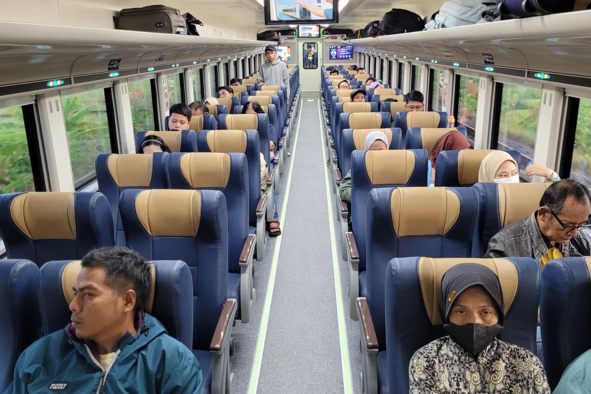 Menjajal Perjalanan Perdana KA Logawa Stainless Steel New Generation ...