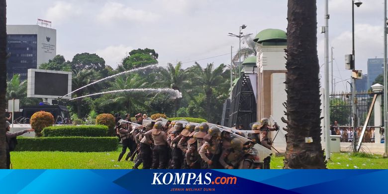 Massa Apdesi Berusaha Rusak Pagar Gedung DPR Sambil Lempar Batu, Polisi Semprotkan "Water Cannon"