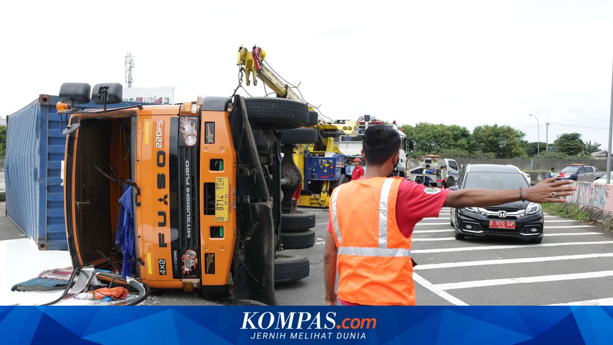 BERITA FOTO: Truk Kontainer Terguling di Pintu Keluar Tol Cijago Depok