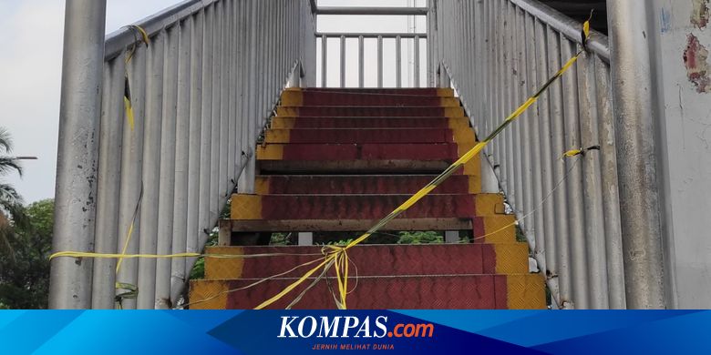 Tidak Hanya Lantai, Anak Tangga JPO Daan Mogot juga Bolong