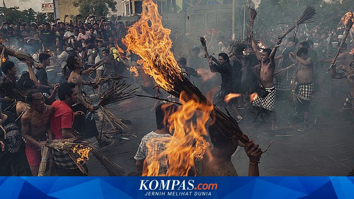 Mengenal Perang Api, Tradisi Umat Hindu di Lombok Sambut Nyepi