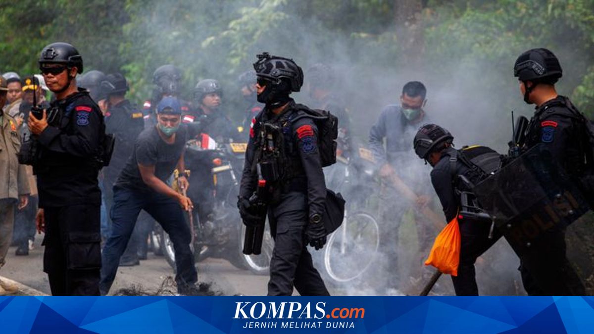 Bikin Mata Pedih, Senyawa Kimia Apa yang Ada di Dalam Gas Air Mata?