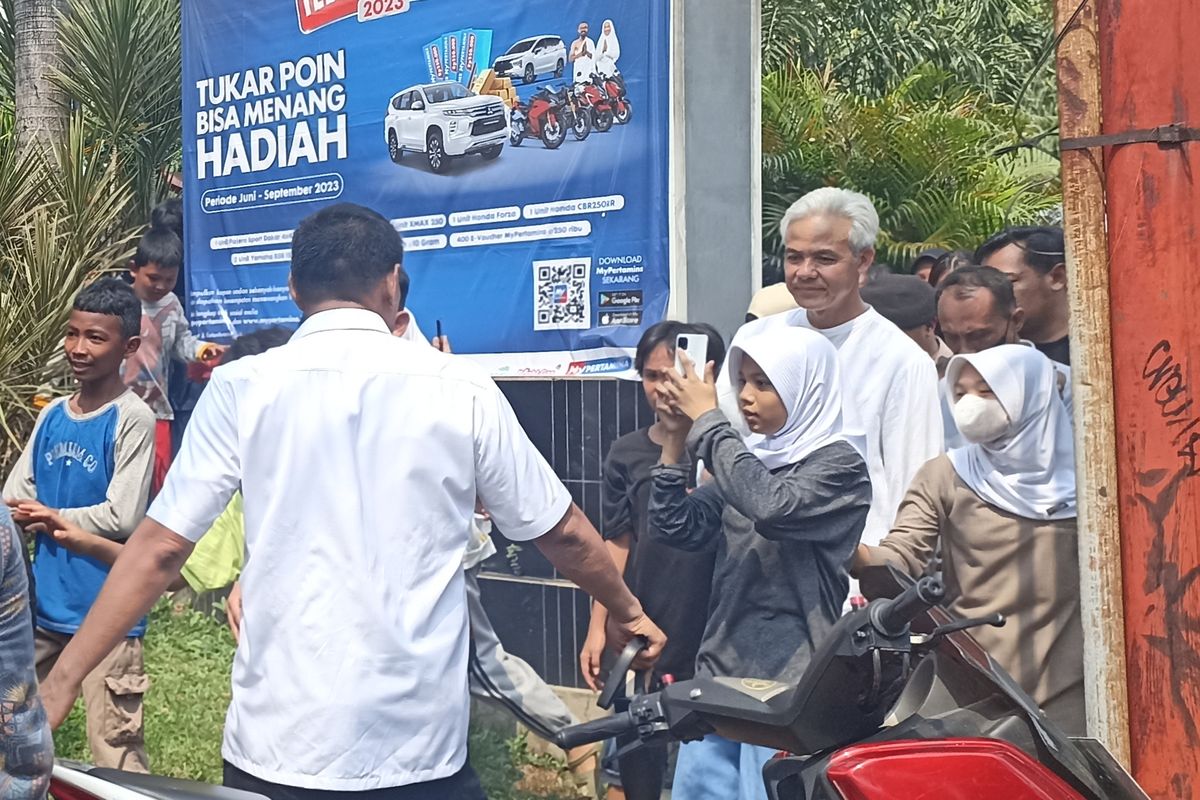 "Pak Ganjar Foto Dong, Pak Foto Dong..."