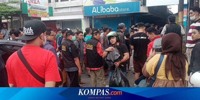 Diperbolehkan Masuk, Pemilik Stan di Mal Malang Plaza Selamatkan Barang ...
