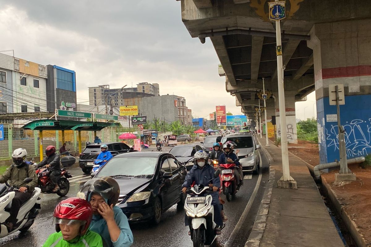 Arus Balik Lebaran, Lalu Lintas Jalan Kalimalang Ramai Lancar Sabtu Sore