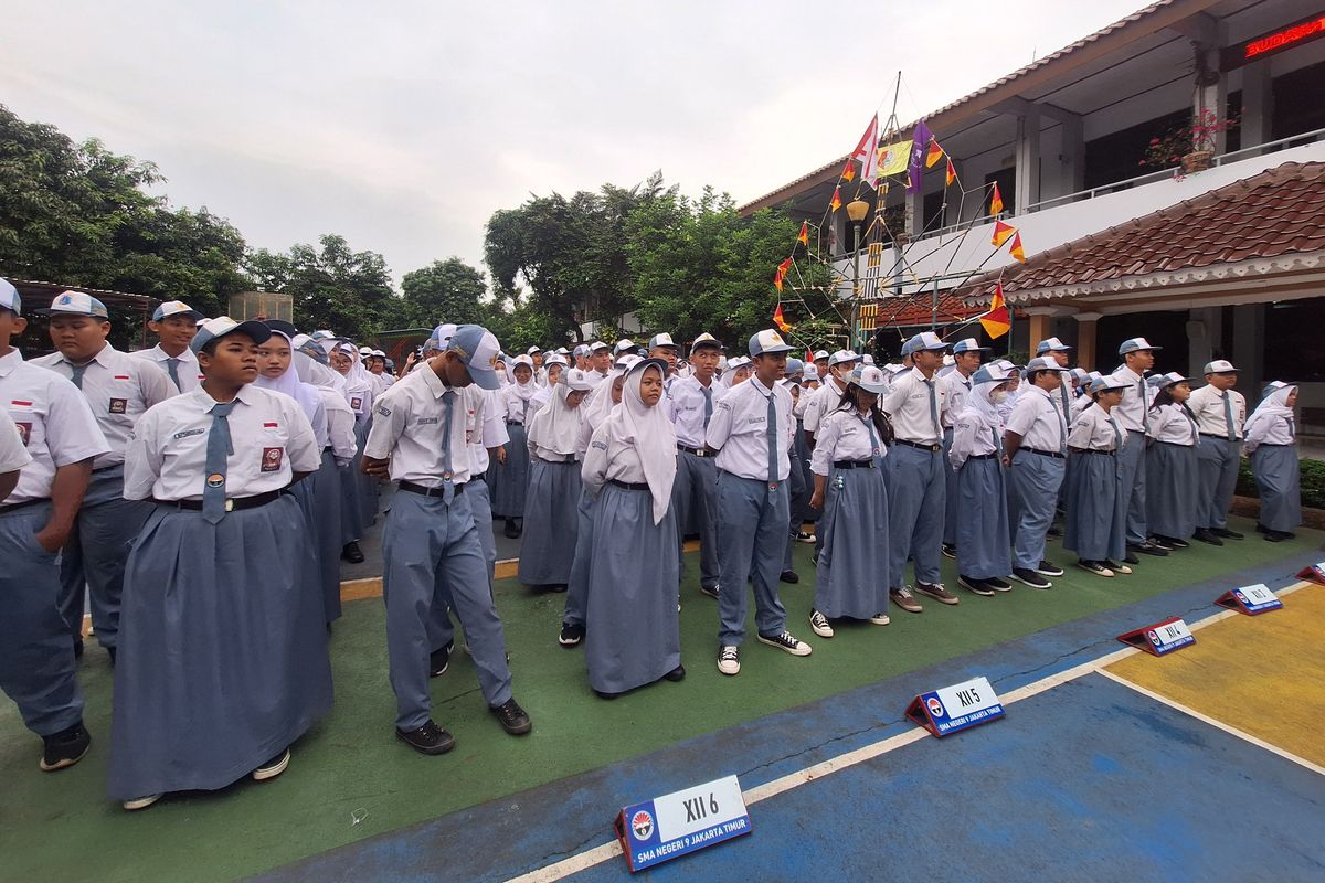 Sepatu Jebol hingga Curhatan Siswi ke Menteri pada Hari Pertama Masuk ...