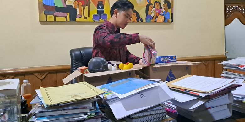 Berita Harian Momen Gibran Bereskan Meja Kerja Terbaru Hari Ini ... Berita Harian Momen Gibran Bereskan Meja Kerja Terbaru Hari Ini ...