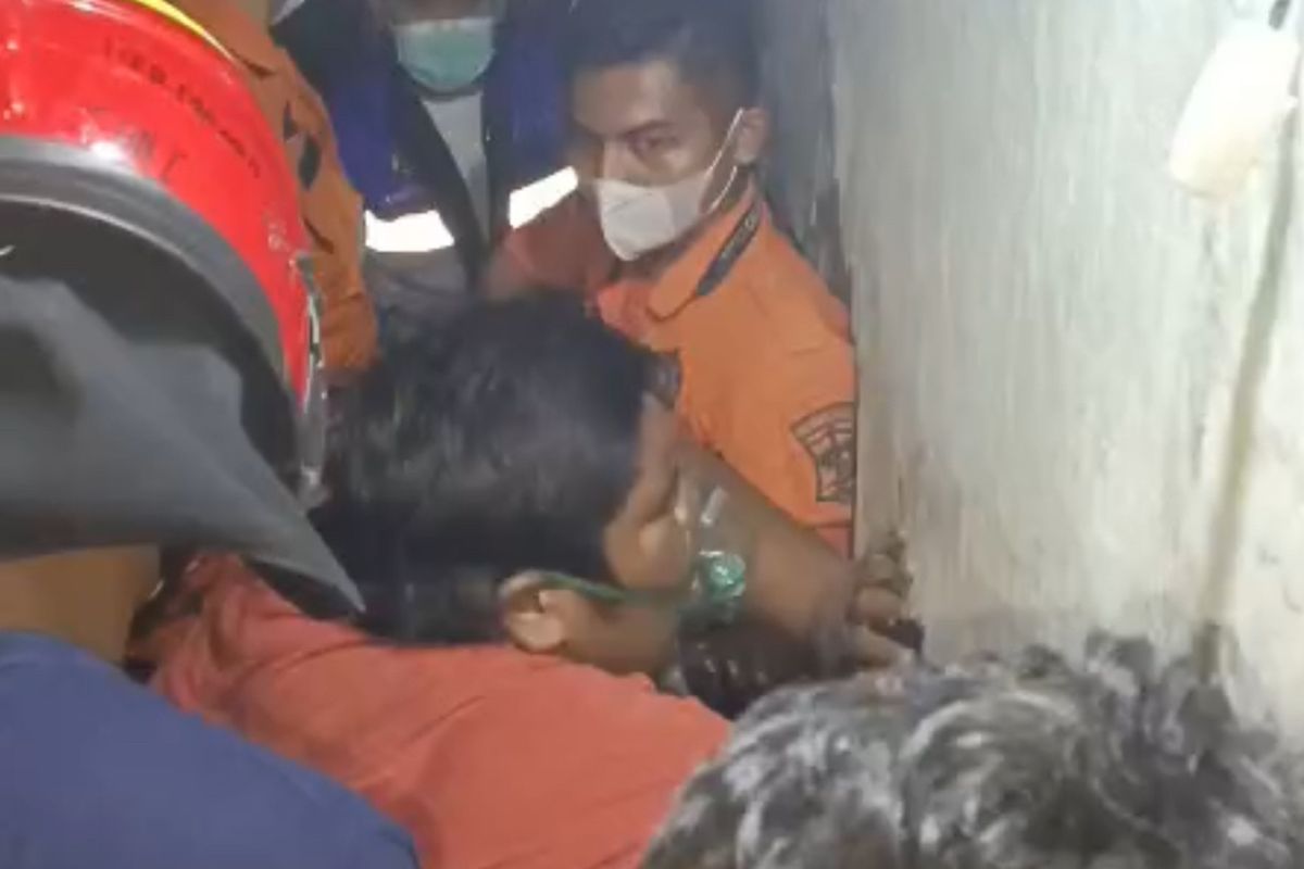 Pria Berbobot 400 Kg di Surabaya Dievakuasi Damkar dari Kamar Indekos