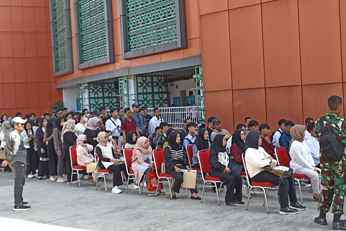 Kisah Titi, Ibu yang Diam-diam Menyusul Anak ke Job Fair