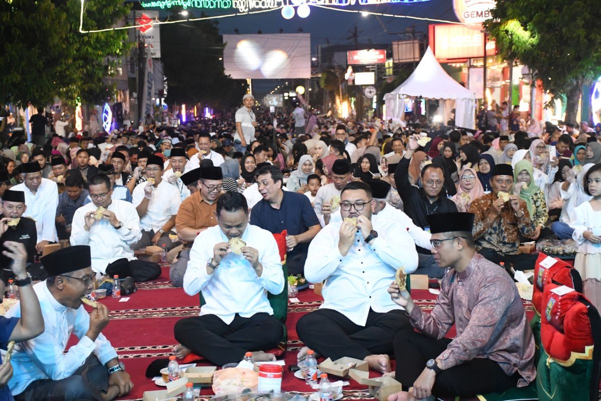 Purbalingga Catat Rekor MURI, Bukber Tempe Mendoan Libatkan 14.460 Orang