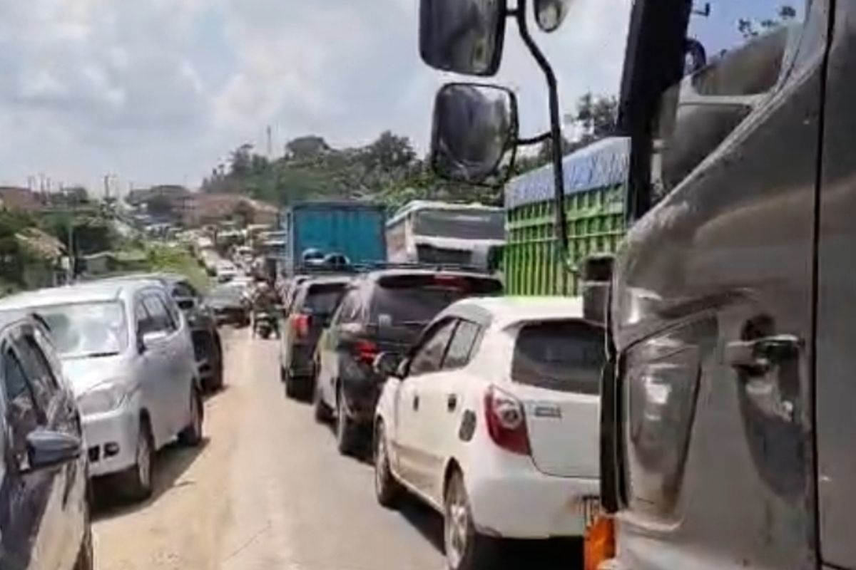 Truk Alami Patah As, Jalintim Palembang-Betung Macet 35 Km