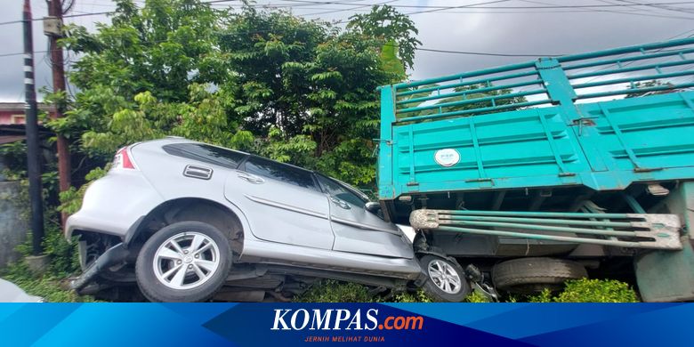 Tak Kuat Nanjak, Truk Tabrak 5 Mobil dan Motor di Banjarbaru