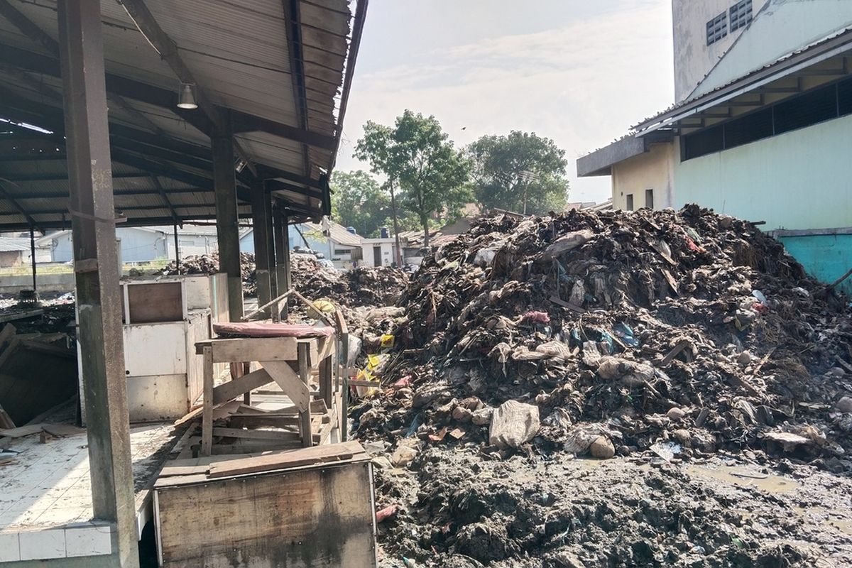 90 Ton Sampah Pasar Induk Gedebage Bandung Masih Menumpuk di Tempat Pengolahan