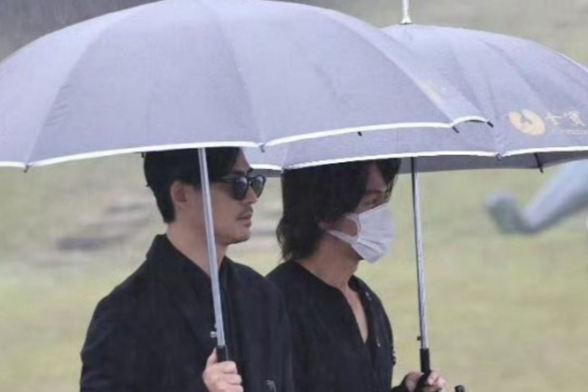 Berdiri Menatap Patung Barbie Hsu, Sosok Jerry Yan dan Vic Chou Curi ...