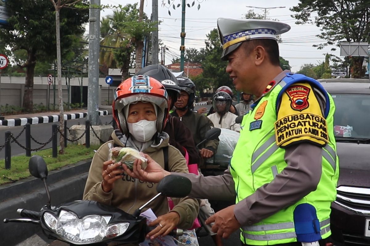 Bukan Ditilang, Emak-emak Justru Dapat Sayur dan Jamu saat Razia Operasi Patuh di Kebumen