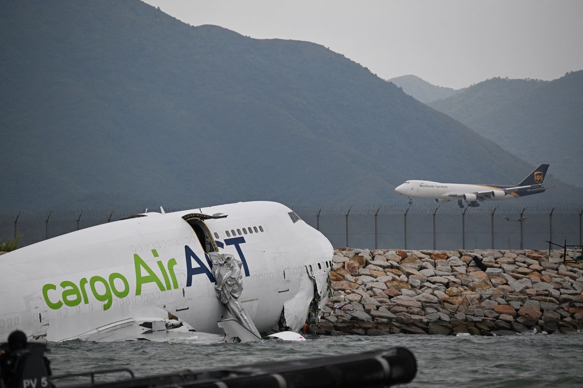 Pesawat Kargo Emirates Jatuh di Laut Hong Kong: 2 Tewas, 1 Orang Hilang