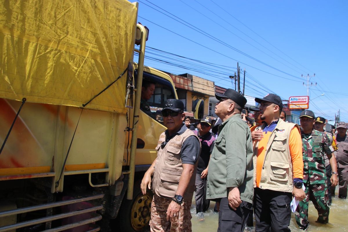 Banjir di Sanggau Kalbar, Truk Bahan Pokok dari Pontianak Antre hingga ...