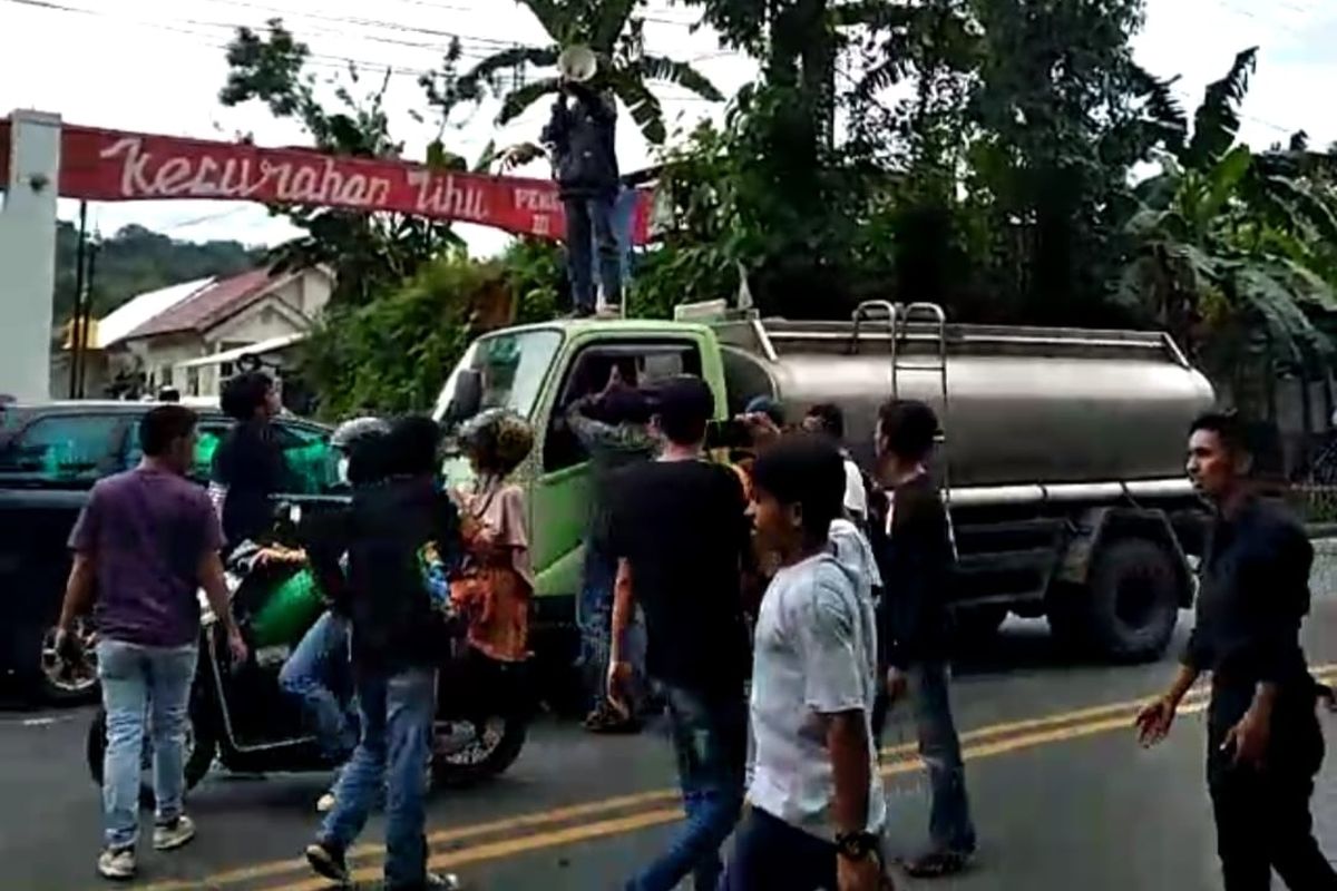 Mahasiswa Unpatti Ambon Sandera dan Tendang Truk Pertamina dalam Demo Tolak Kenaikan BBM