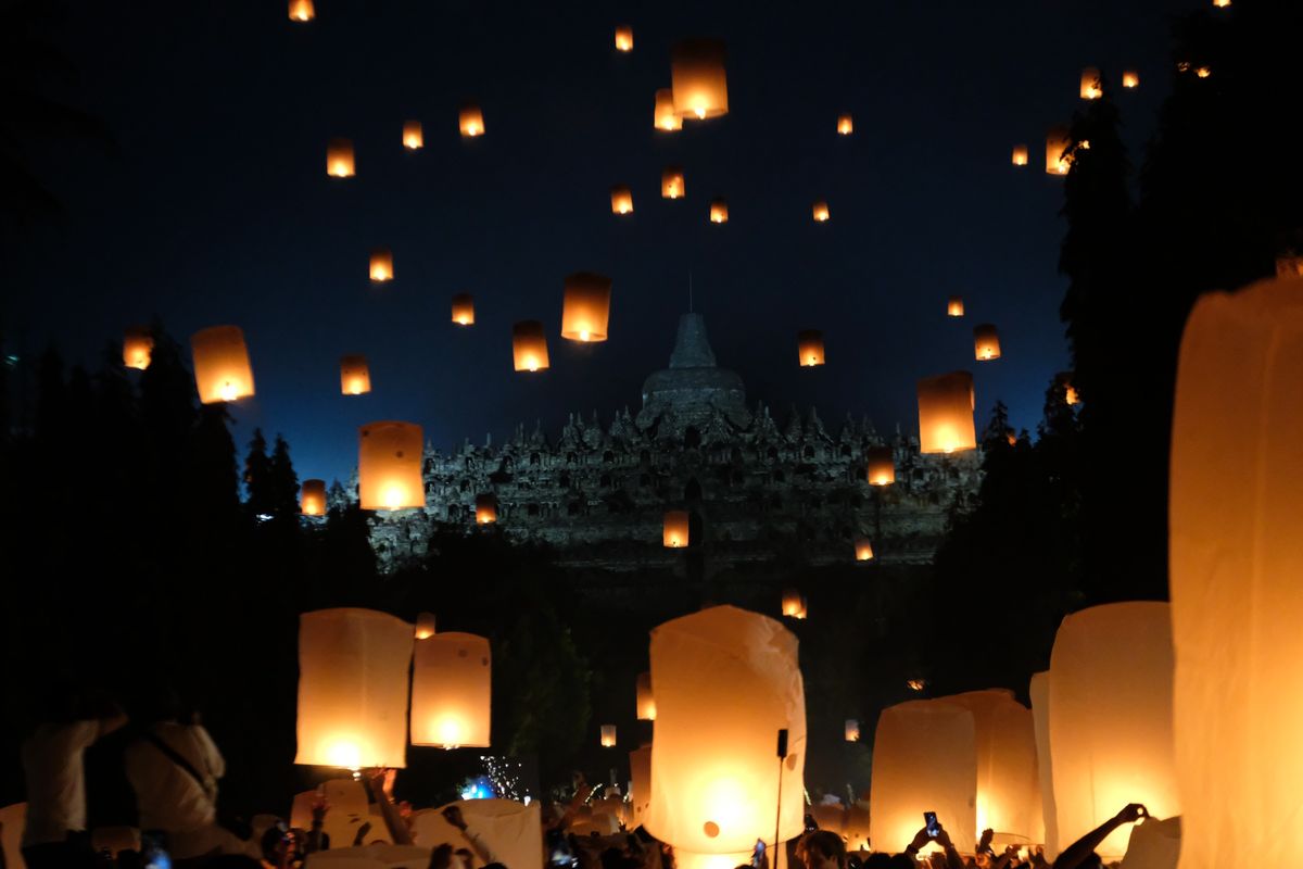 Ribuan Lampion Terangi Langit Borobudur di Puncak Perayaan Waisak