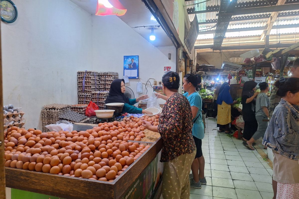 Tak Seperti Komoditas Lain, Harga Telur di Pasar Pondok Bambu Stabil