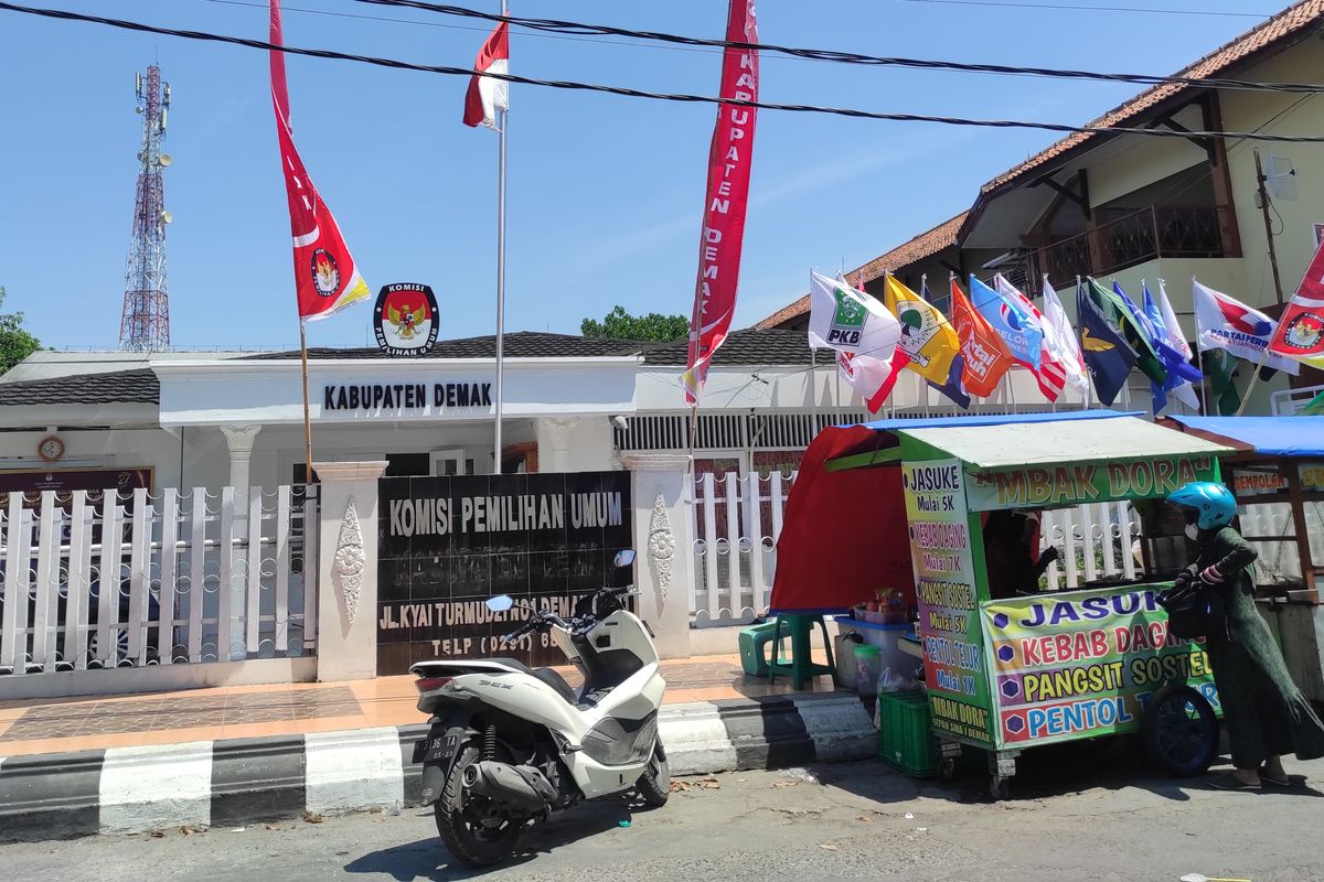 Kades Diduga Hantar Pendaftaran Bakal Paslon di KPU Demak, Bawaslu ...