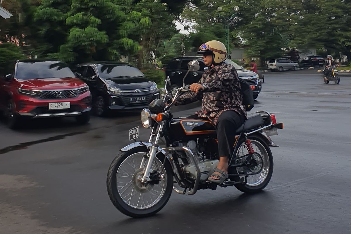Demi Menghemat Anggaran, Sekda Banyumas Pilih Naik Motor untuk Ngantor