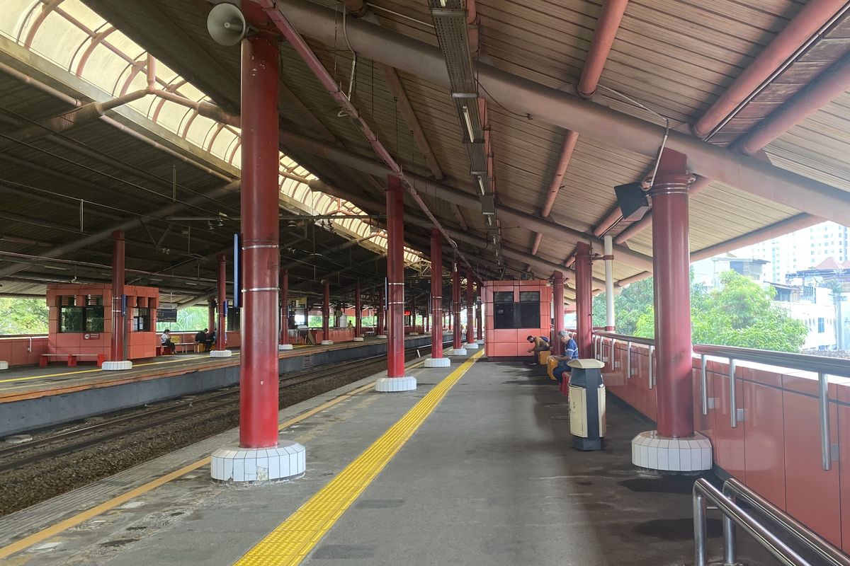 Alasan di Balik Warna Khas Tiap Stasiun KRL di Jakarta Pusat