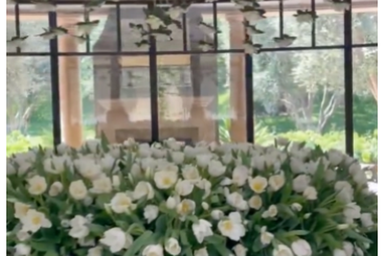 Saat Kourtney Kardashian Terima Buket Bunga Raksasa dari Travis Barker