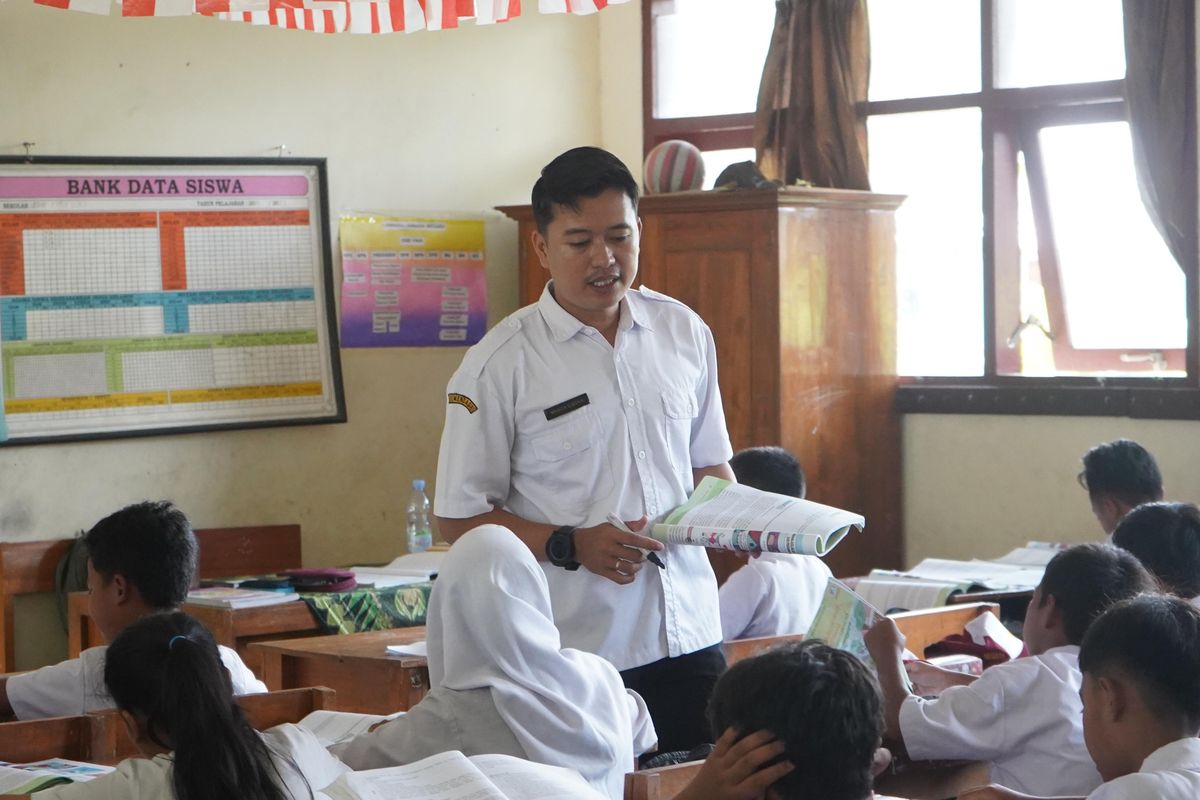 Sering Bantu Siswa Miskin, Guru Honorer Ini Diangkat Jadi Tenaga Ahli ...