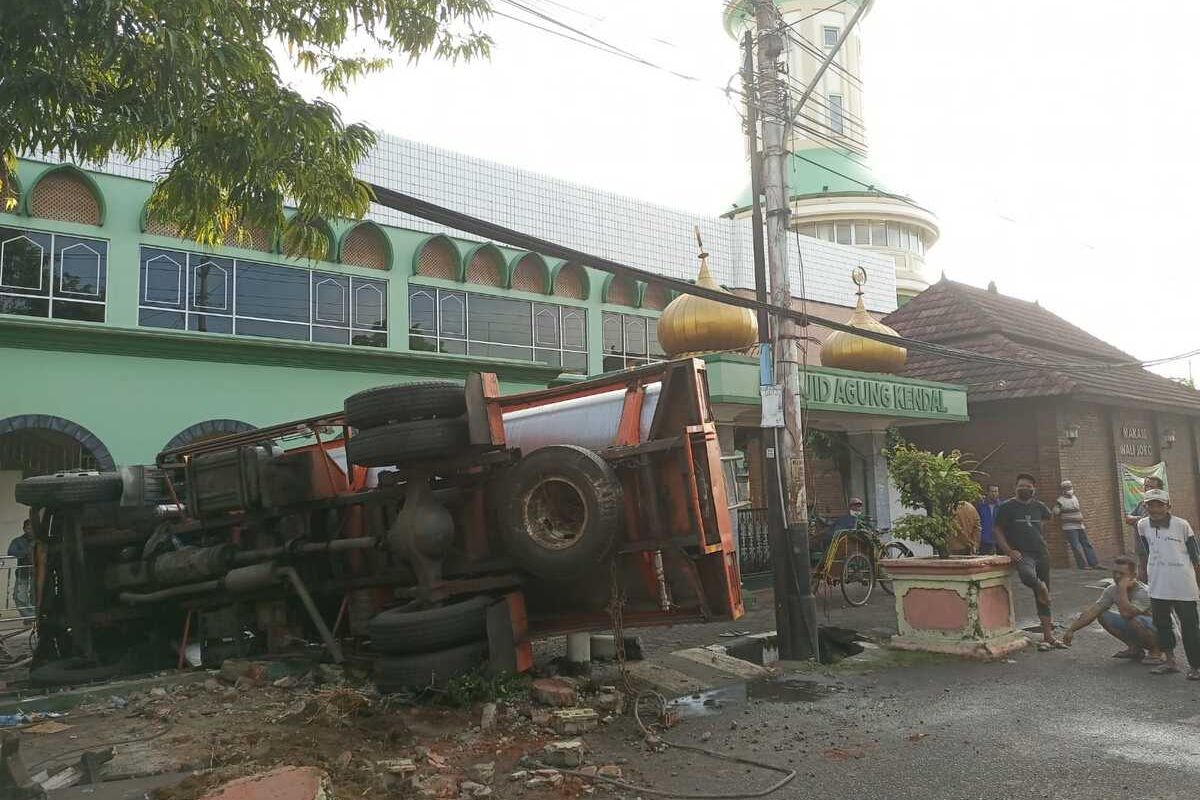 Truk Tabrak Pagar dan Masuk Halaman Masjid Agung Kendal, Begini Penampakannya
