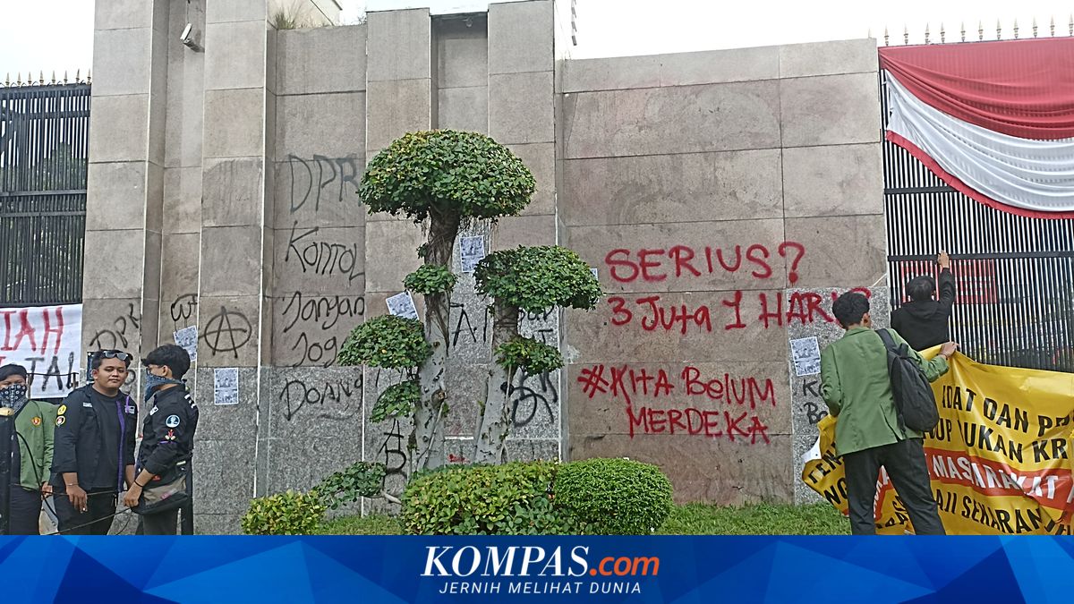Asap, Spanduk, dan Suara Mahasiswa di Depan Gedung DPR