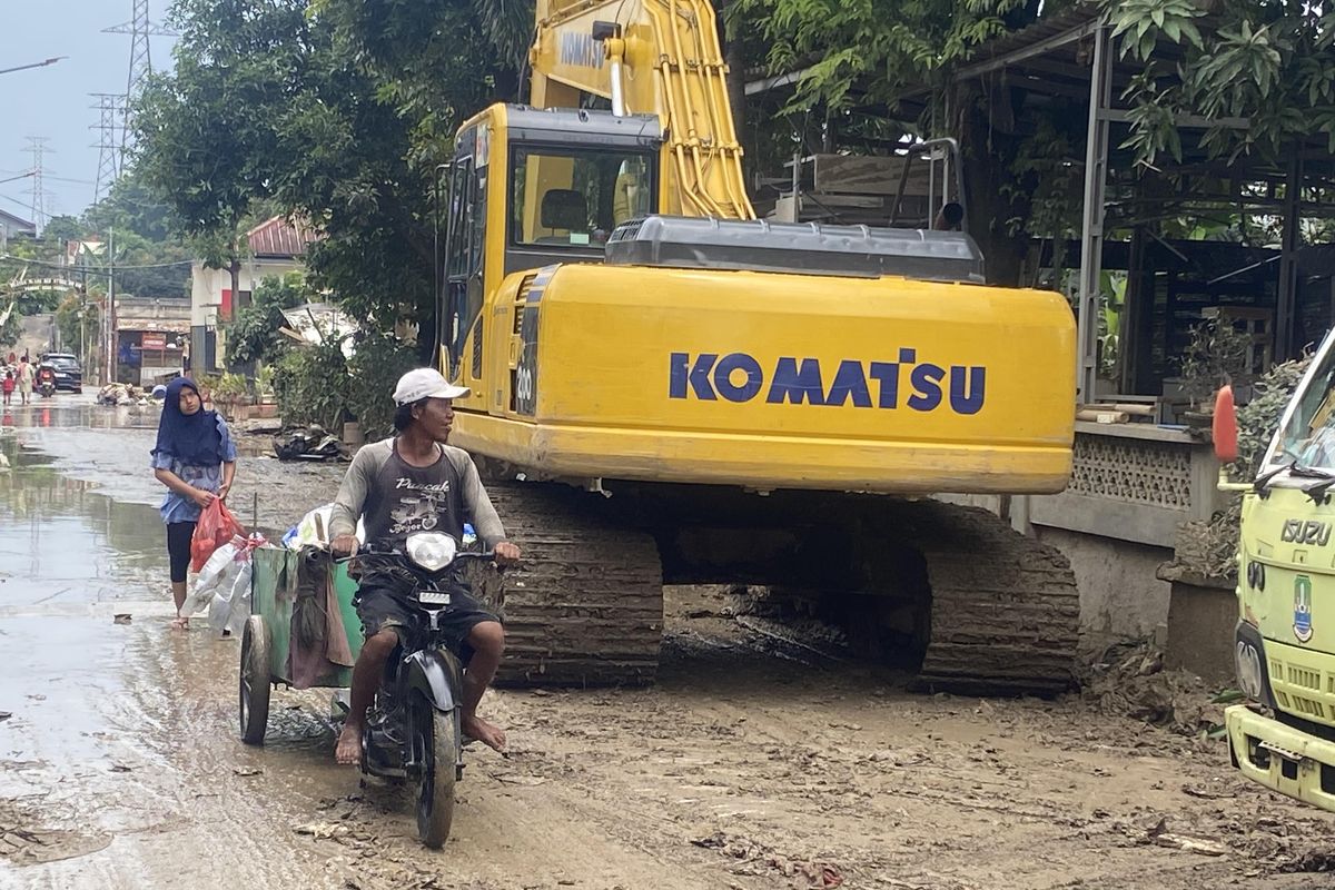 Puing Sisa Banjir Pondok Gede Mulai Dibersihkan, 2 Ekskavator Dikerahkan