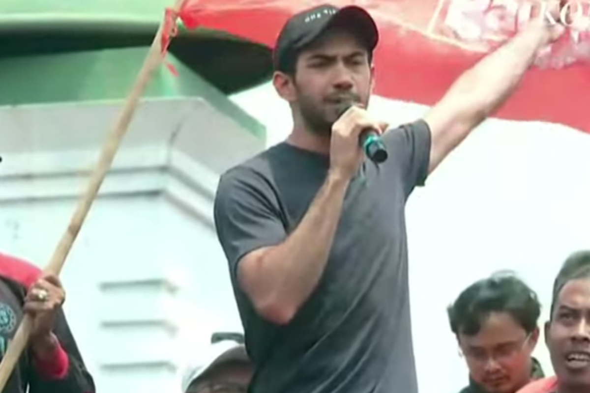 Orasi Lengkap Reza Rahadian Saat Ikut Demo di DPR Orasi Lengkap Reza Rahadian Saat Ikut Demo di DPR
