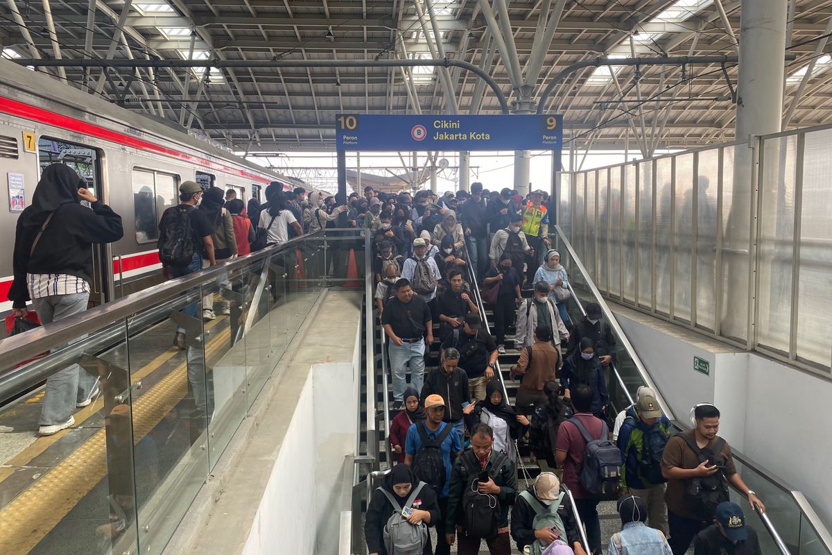 KRL Anjlok di Stasiun Jakarta Kota, Perjalanan Hanya Sampai Manggarai