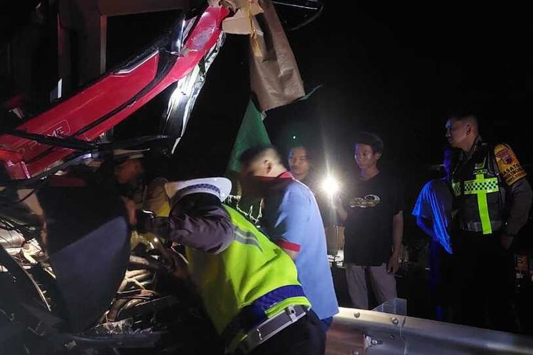 Berita Terkini Harian Kecelakaan-maut-di-tol-semarang-batang Terbaru Hari Ini - Kompas.com