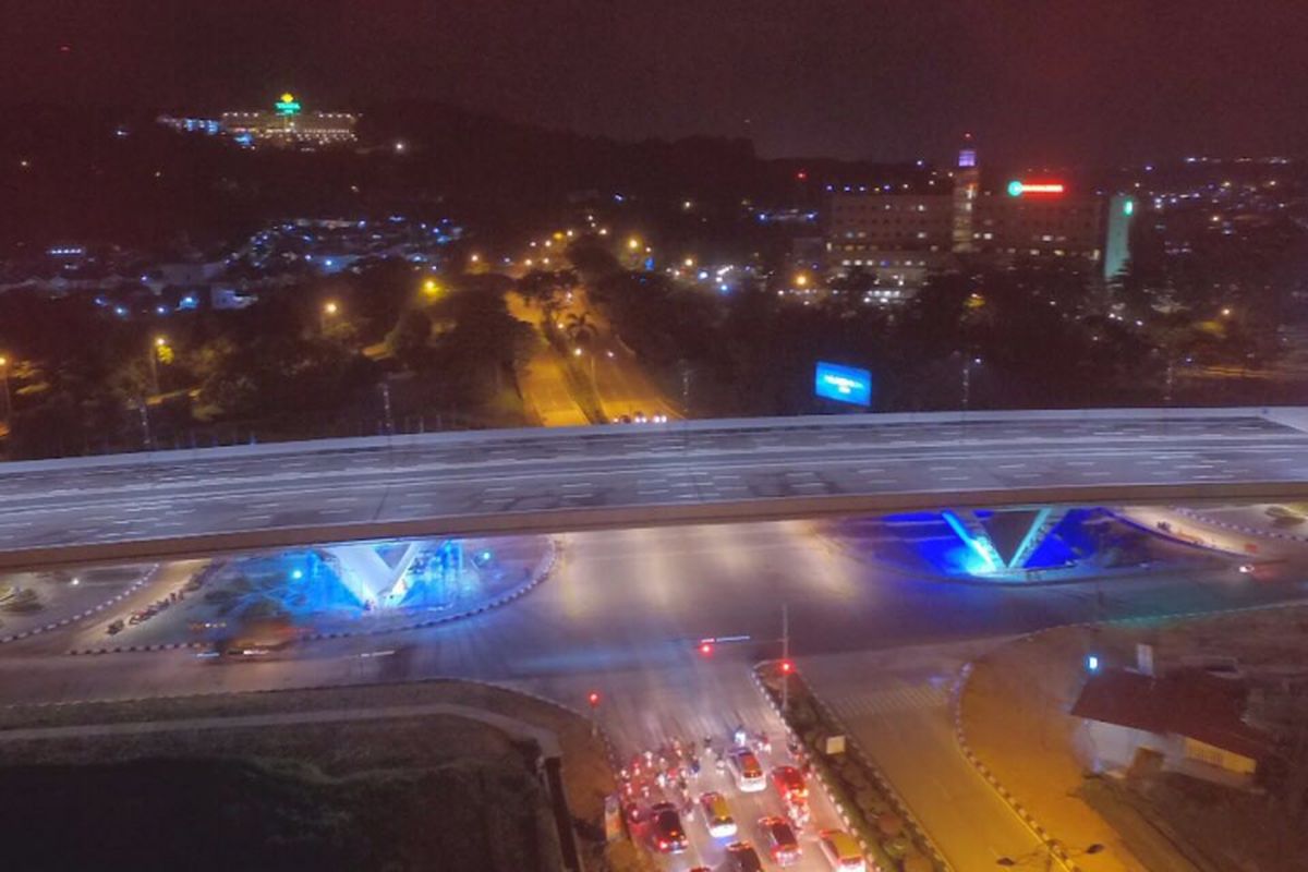 Menyaksikan Keindahan "Fly Over" Simpang Jam pada Malam Hari