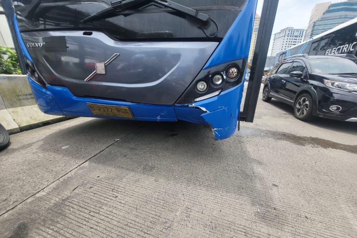 Ojol yang Ditabrak Transjakarta Diduga Tiba-tiba Belok Saat Bus Lewati ...