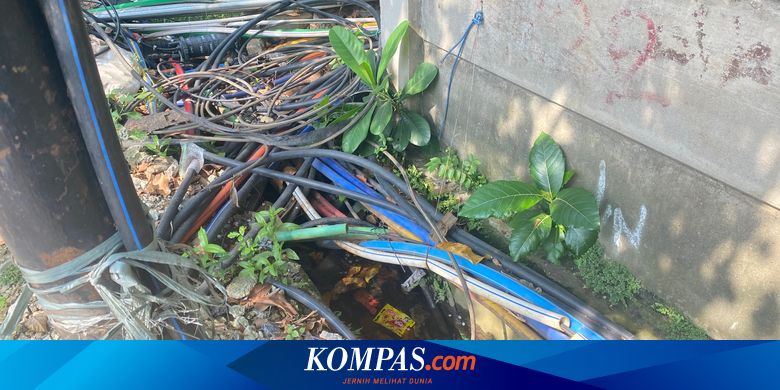 Warga Keluhkan Tumpukan Kabel di Saluran Air, Bikin Jalan Kuningan ...