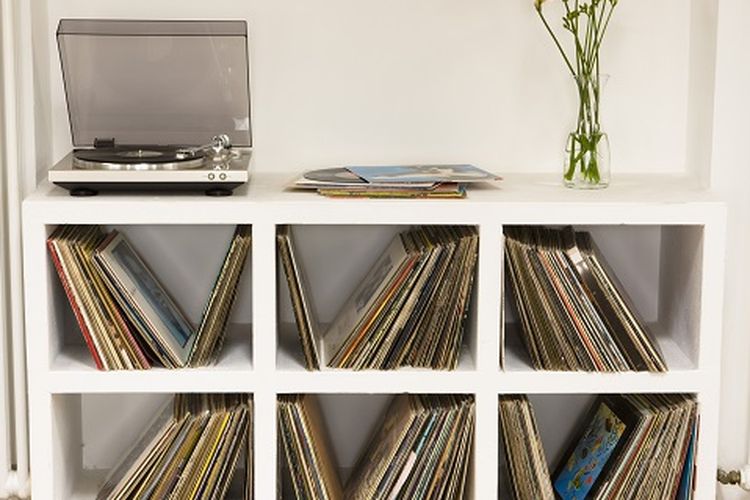 3 Cara Aman Menyimpan Koleksi Piringan Hitam di Rumah agar Tidak Rusak