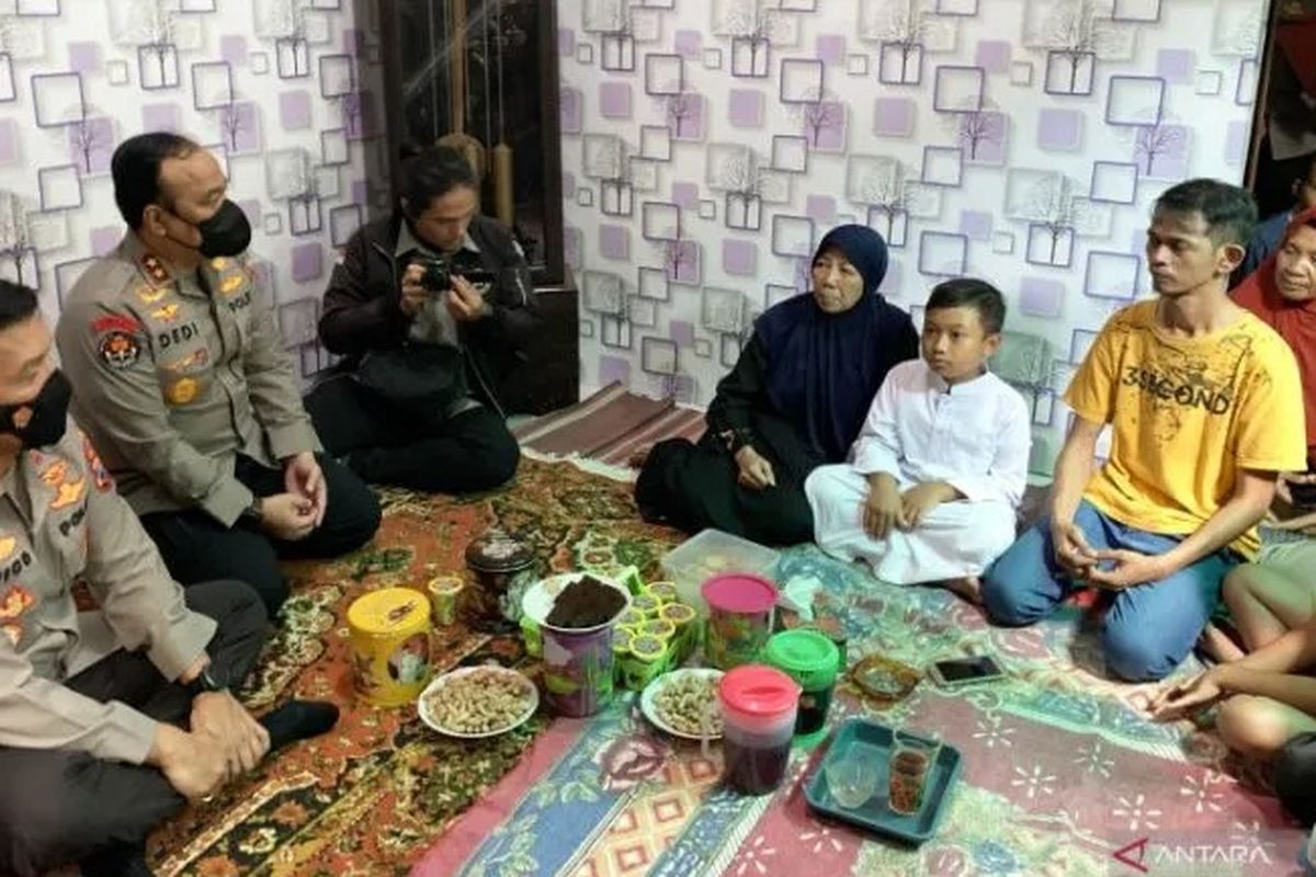 Alfiansyah, Bocah yang Jadi Yatim Piatu Usai Tragedi Kanjuruhan Dapat ...