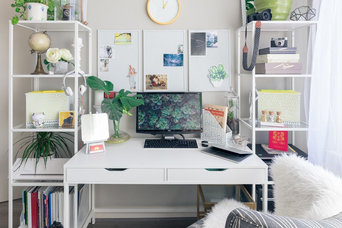 5 Rekomendasi Produk Hemat untuk Ciptakan Meja Kerja Rapi dan Estetik