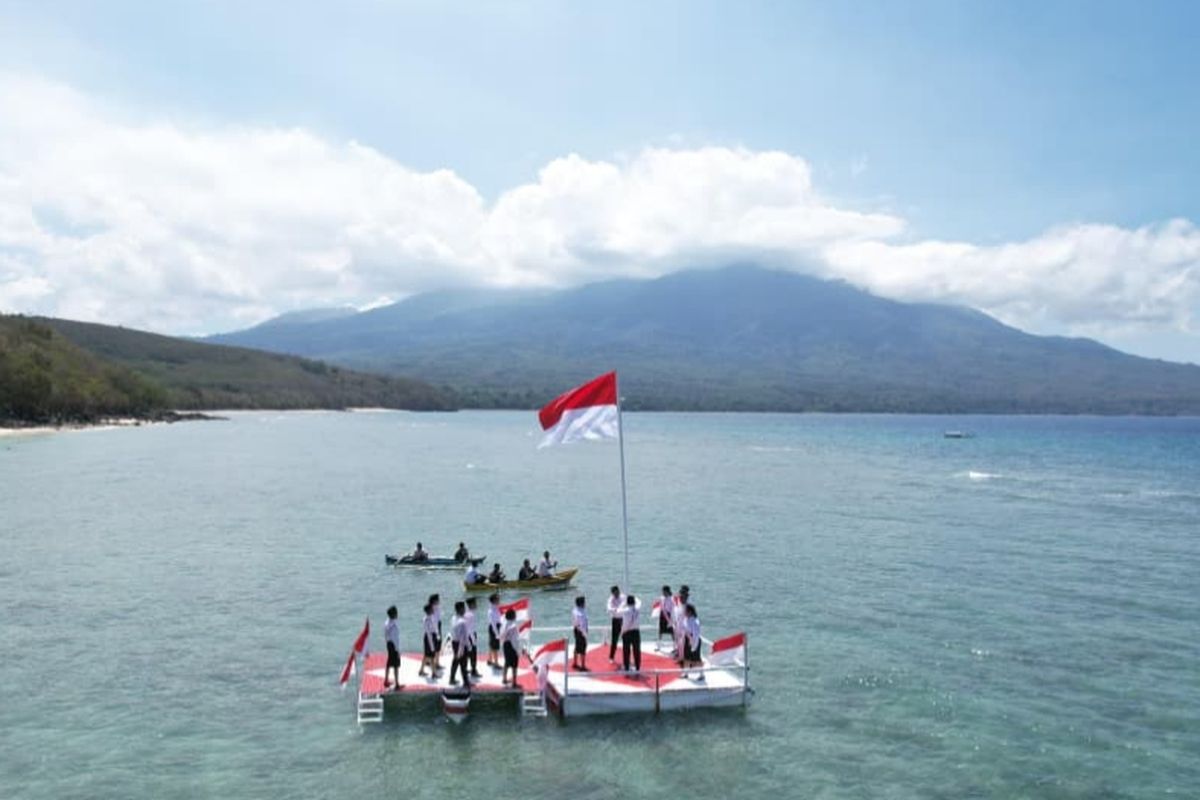 Momen Unik HUT Ke-80 RI, Warga Pantai Oa Gelar Upacara di Tengah Laut