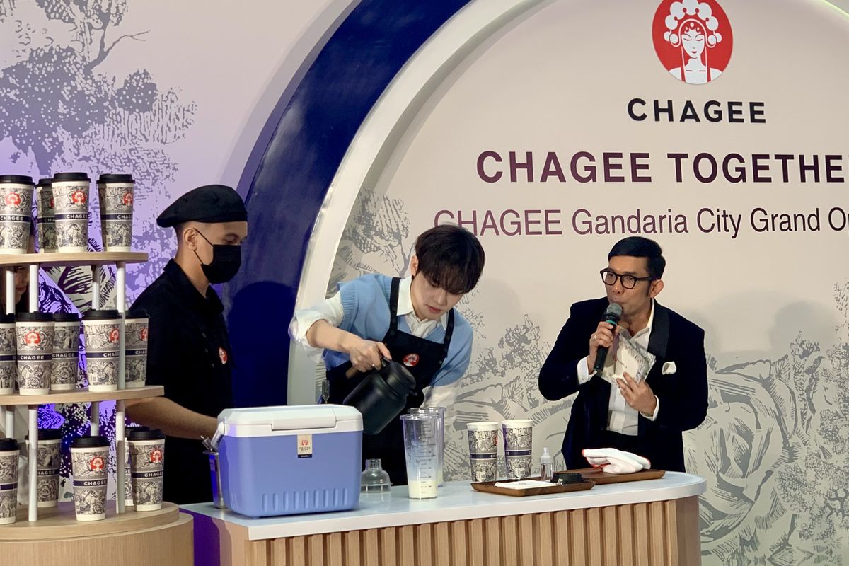 Momen Chenle NCT Racik Minuman Chagee untuk Penggemar di Jakarta