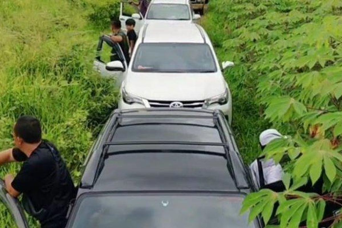 Puluhan Pengendara Mobil Terjebak di Kebun Singkong, Hindari Macet Total Selama 6 Jam